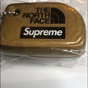 Supreme - Poshmark